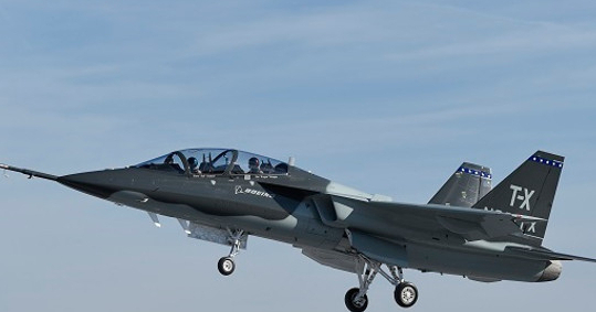 Новый американский учебный самолет совершил первый полет